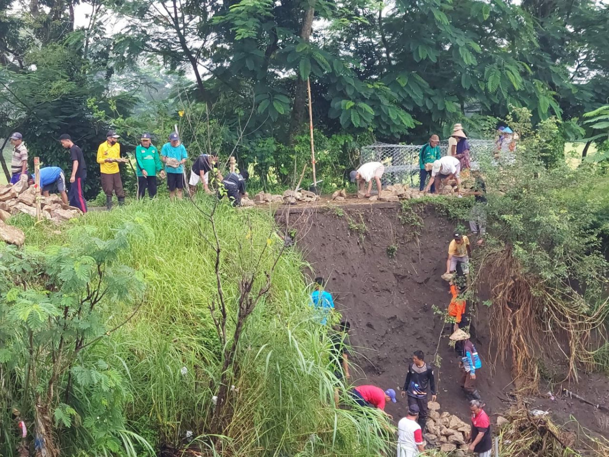 Relawan LDII bersama TNI-Polri, dan Senkom Gotong-Royong Perbaiki Tanggul Air yang Jebol ...