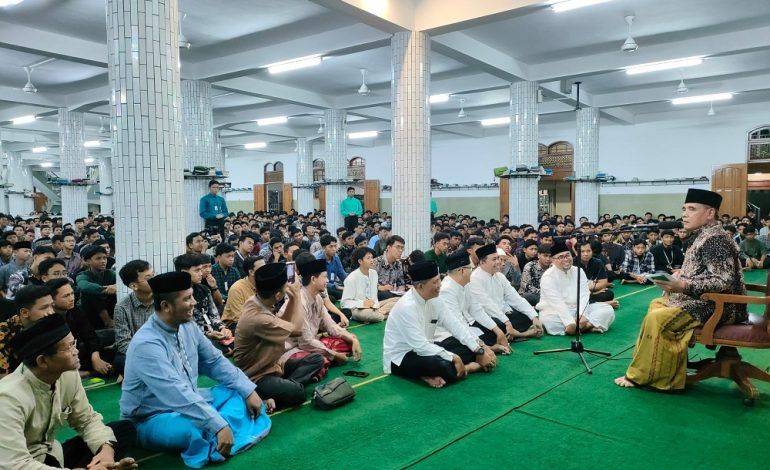 Pengasuh Ponpes Sunan Ngerang Nahjatus Sholihin Rembang Beri Motivasi Santri Ponpes Wali Barokah ...