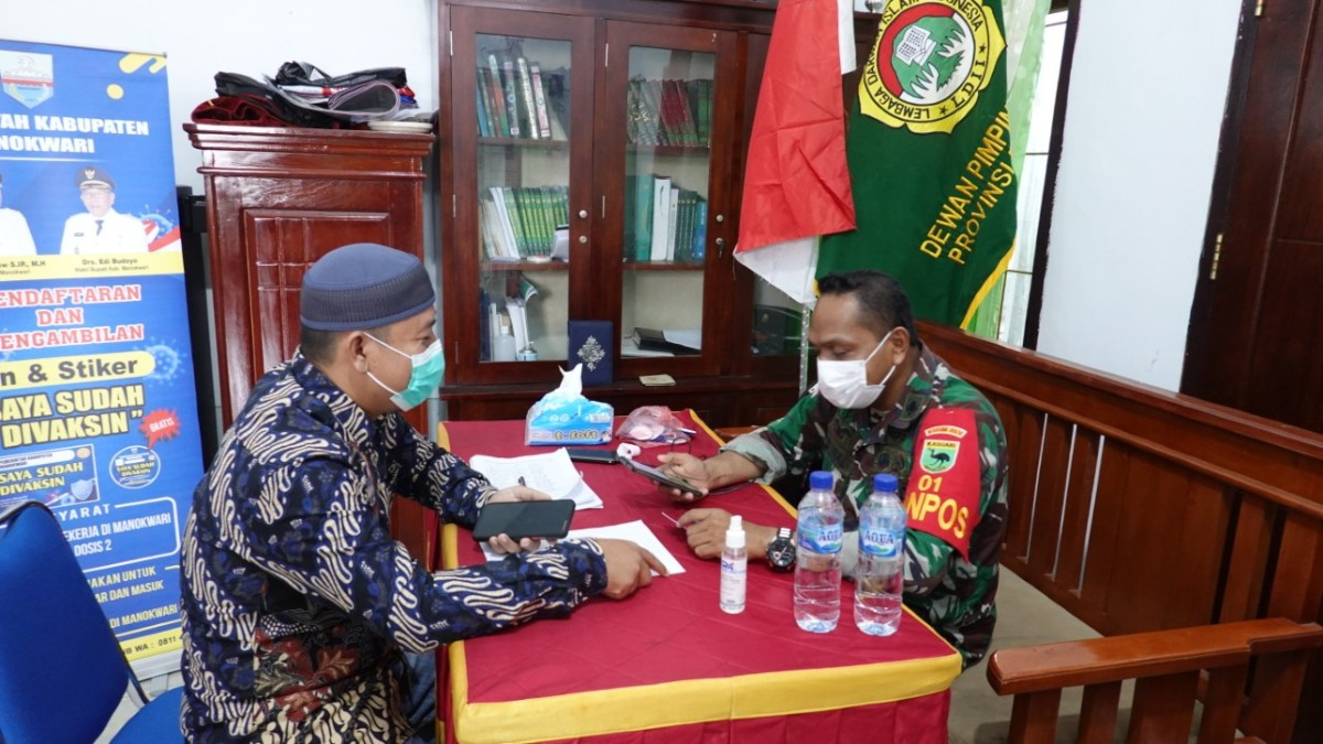 Koramil Manokwari Berikan Pin Sudah Vaksin pada Warga LDII - Lembaga ... Koramil Manokwari Berikan Pin Sudah Vaksin pada Warga LDII - Lembaga ...