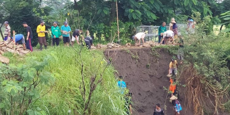 Relawan LDII bersama TNI-Polri, dan Senkom Gotong-Royong Perbaiki Tanggul Air yang Jebol ...
