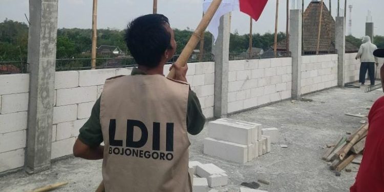 Jelang Hari Kemerdekaan, LDII Bojonegoro Bagikan Bendera Merah Putih