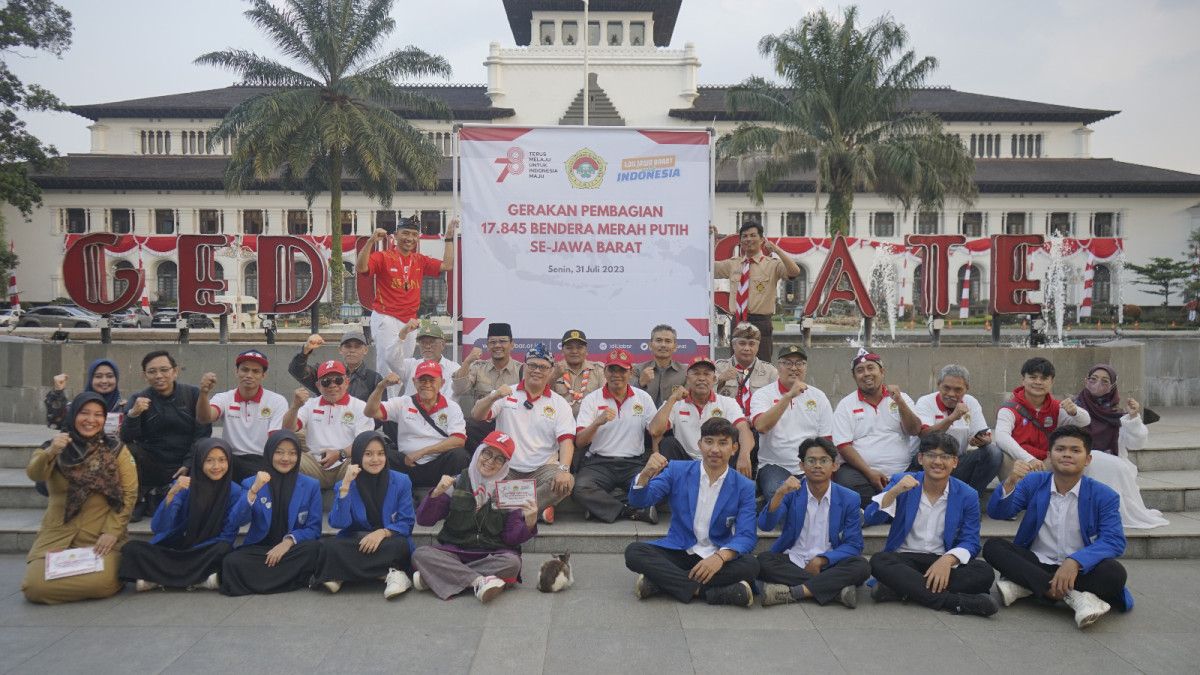 LDII Jawa Barat Bagikan 17.845 Bendera Merah Putih kepada Masyarakat