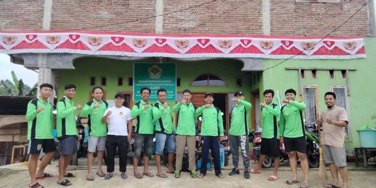 Tumbuhkan Nasionalisme, LDII Tana Toraja Gelar Kerja Bakti dan Bagi Bendera