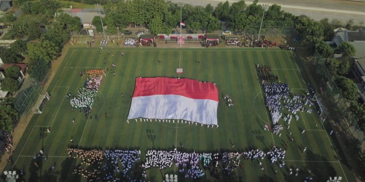 PC LDII Limo dan Ribuan Siswa Kirab Pembentangan Bendera Merah Putih ...