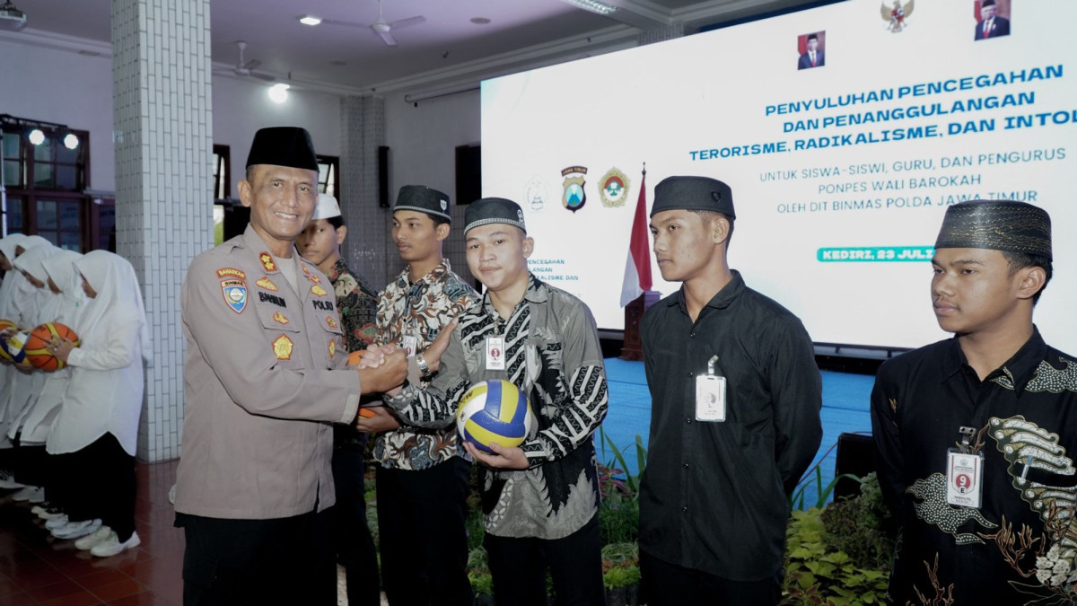 Polda Jawa Timur Helat Penyuluhan Wawasan Kebangsaan kepada Para Santri Ponpes Wali Barokah ...