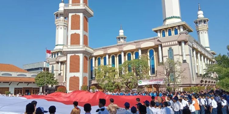 Ponpes Gadingmangu Bentangkan Bendera Merah Putih Raksasa Maknai ...