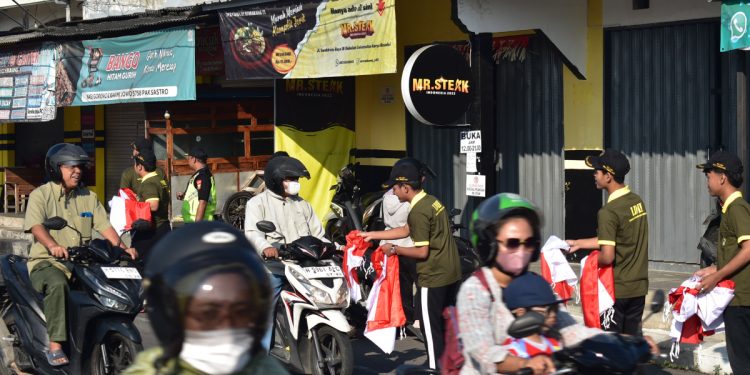 HUT RI, DPD LDII Semarang Bagikan Ratusan Bendera Merah Putih - Lembaga ...
