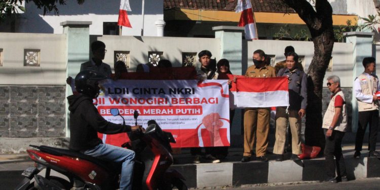Bagikan Puluhan Bendera, LDII Wonogiri Ajak Masyarakat Cinta Tanah Air ...