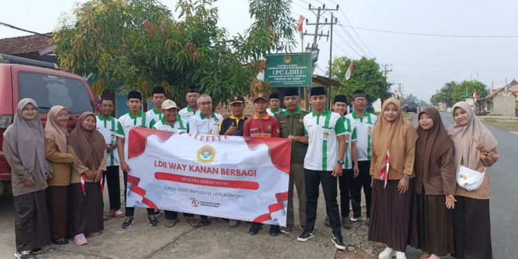 LDII Way Kanan Bagikan Ratusan Bendera Merah Putih Rayakan HUT RI ...